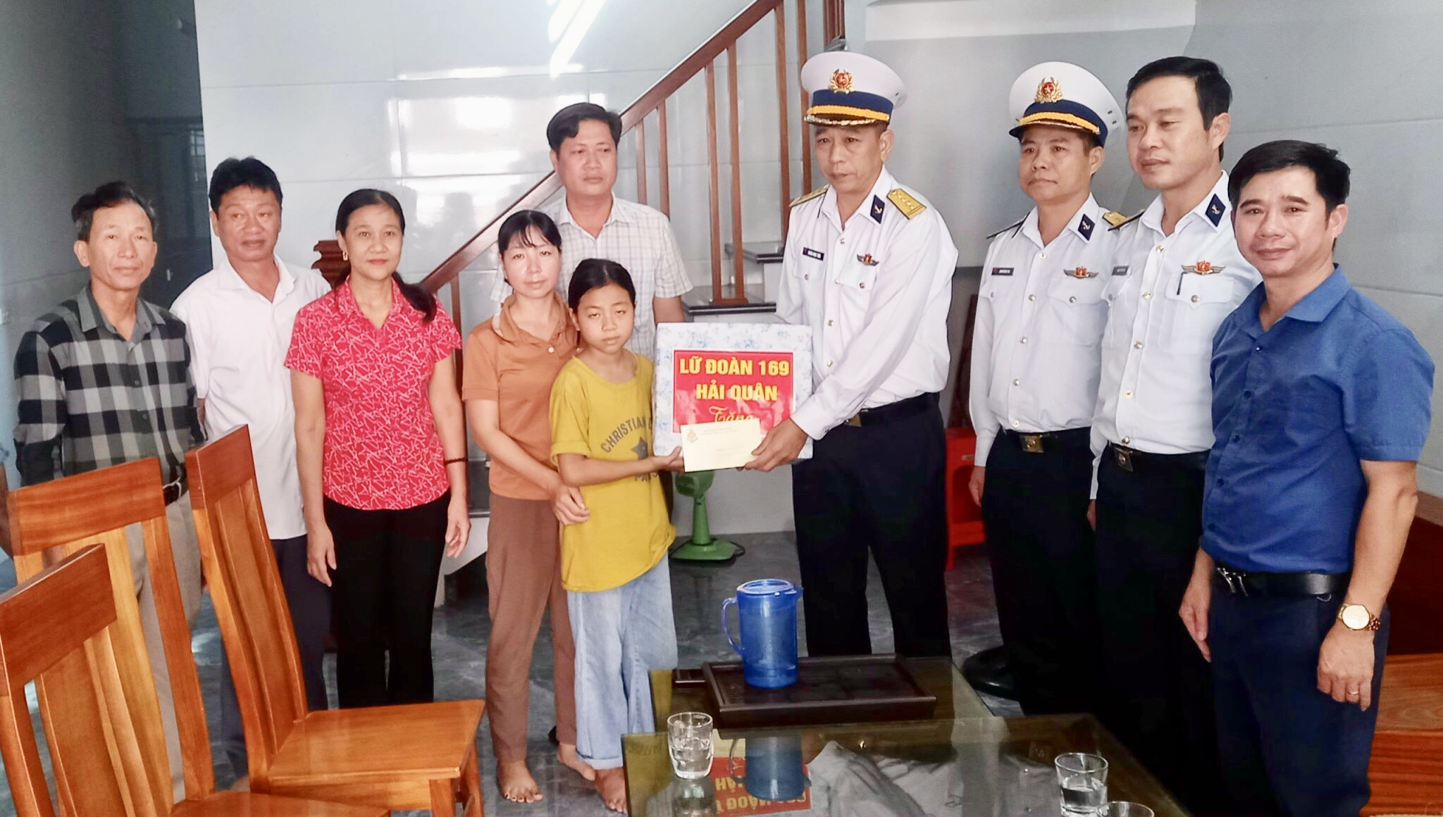 Lữ đoàn 169 thăm, tặng quà con ngư dân tại Nghệ An